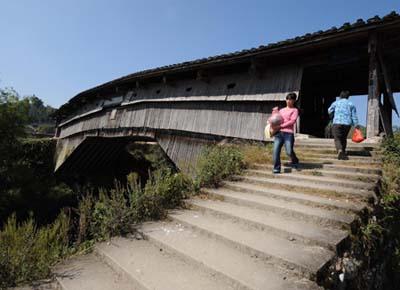 1,000-year-old roofed wooden arch bridge-- Wan´an Bridge in Pingan ...