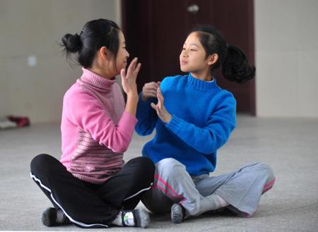 Dance class of deaf-mute students_CCTV-International