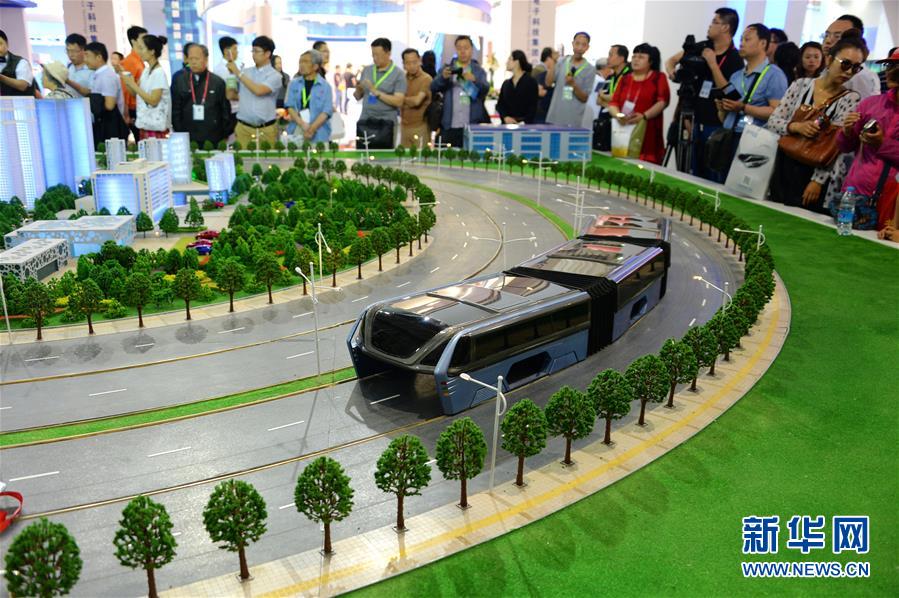 China revela un autobús elevado que puede pasar por encima del tráfico ...