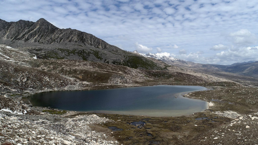 Heart-shaped lake discovered in Sichuan mountain valley_英语频道_央视网(cctv.com)