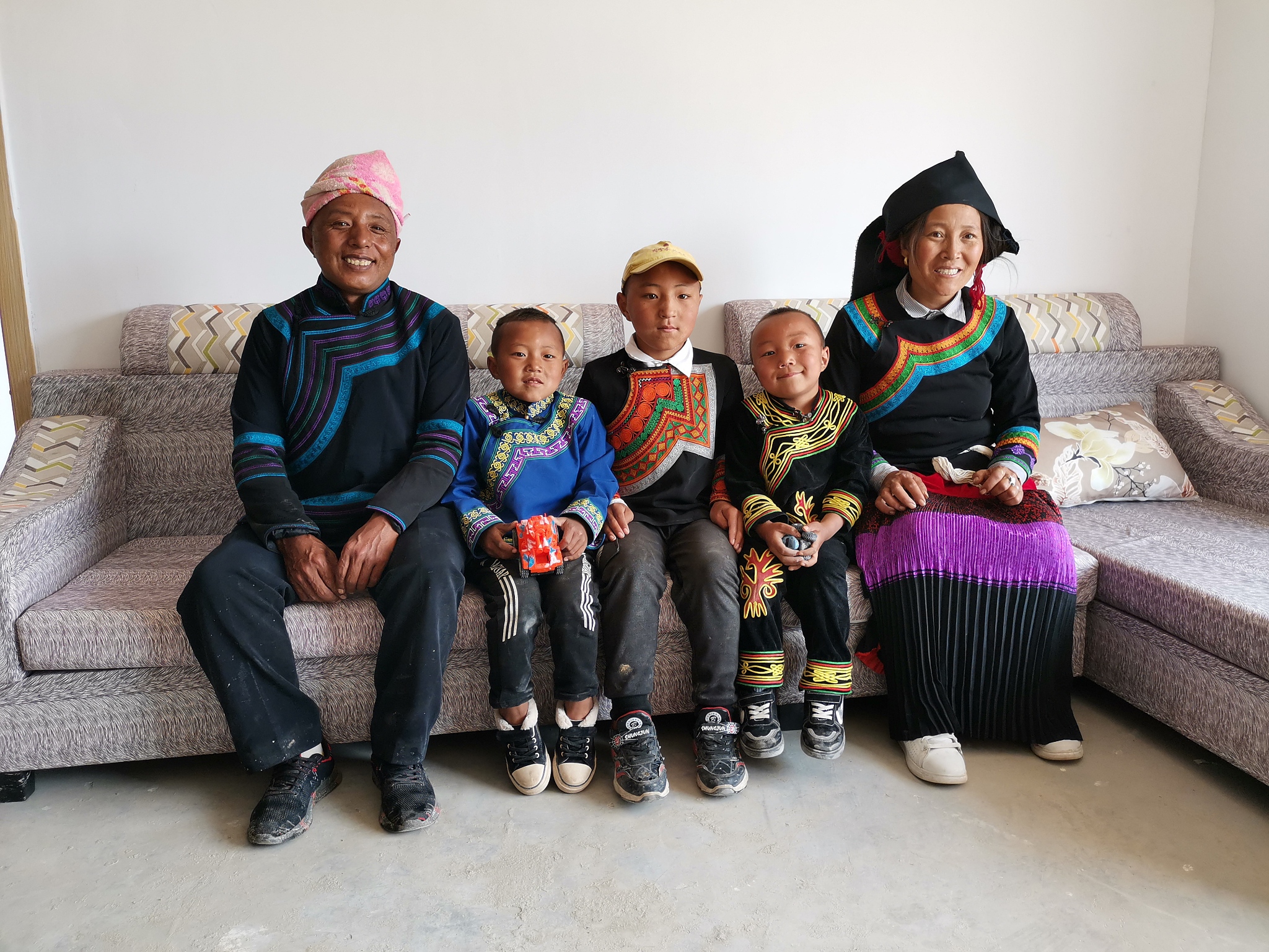 'Cliff' villagers relocated to start a new life_英语频道_央视网(cctv.com)